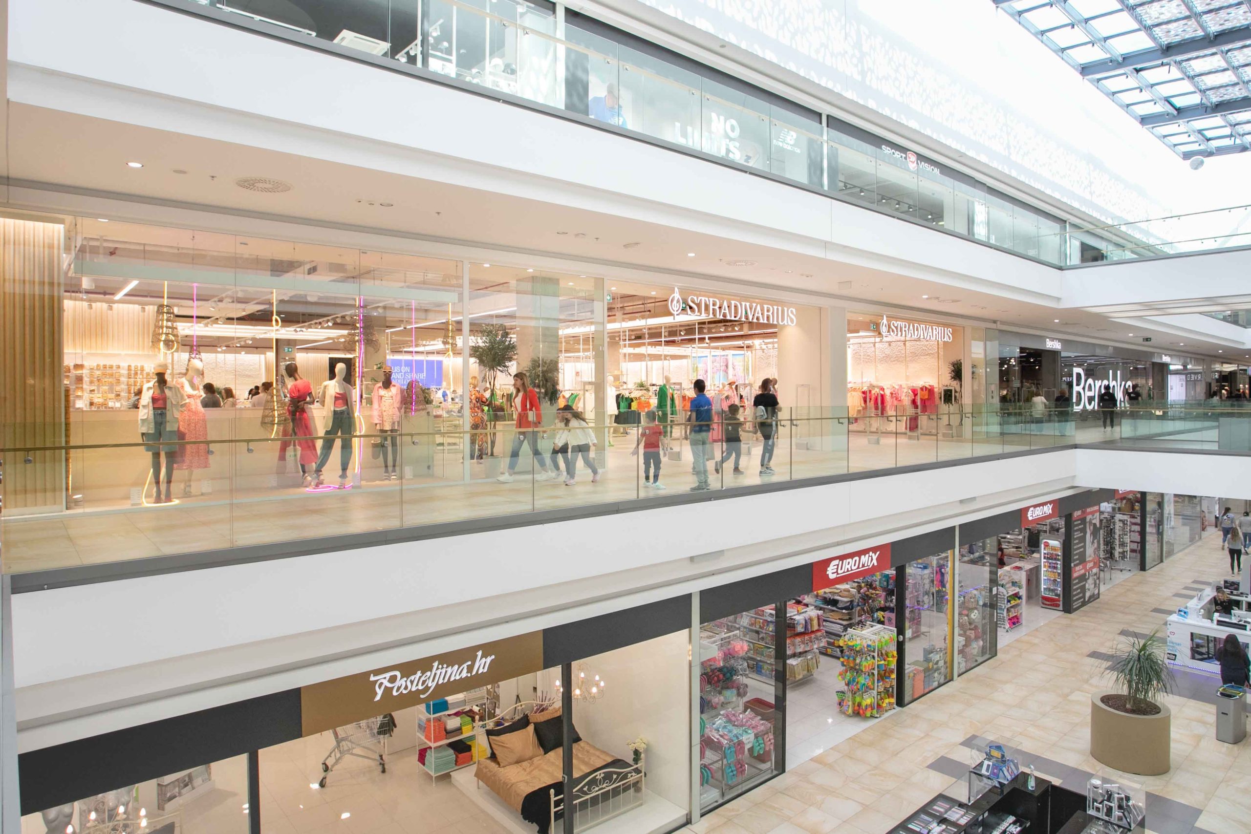 Stradivarius – Mall of Split